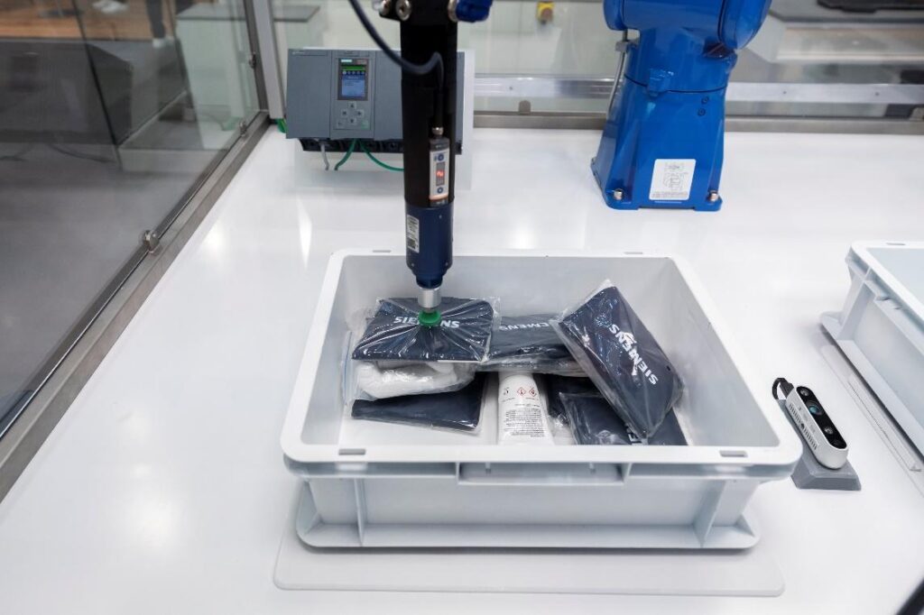 Piece-picking robotic AI enabled by SIMATIC Robot Pick AI | IndMacDig ...